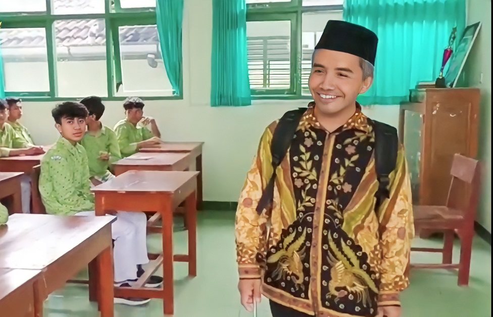 Mengajar dalam Gelap, Inilah Pak Guru Triyanto dengan Segala ...