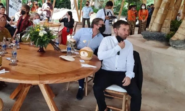 Foto Leonardo DiCaprio dan Tobey Maguire di Bali Bikin Heboh Netizen ... Foto Leonardo DiCaprio dan Tobey Maguire di Bali Bikin Heboh Netizen ...