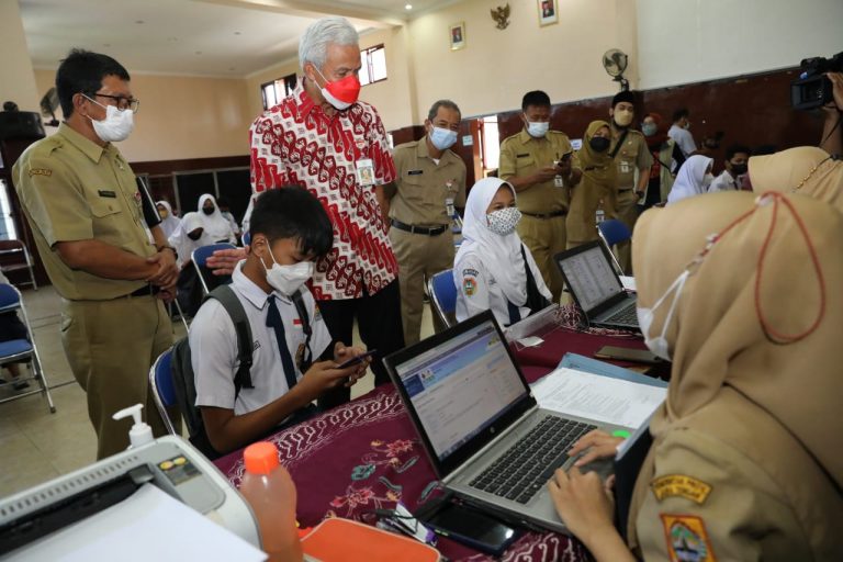 Sidak Pelaksanaan PPDB 2022 di SMAN 5 Semarang, Ganjar: Lancar Sih ...