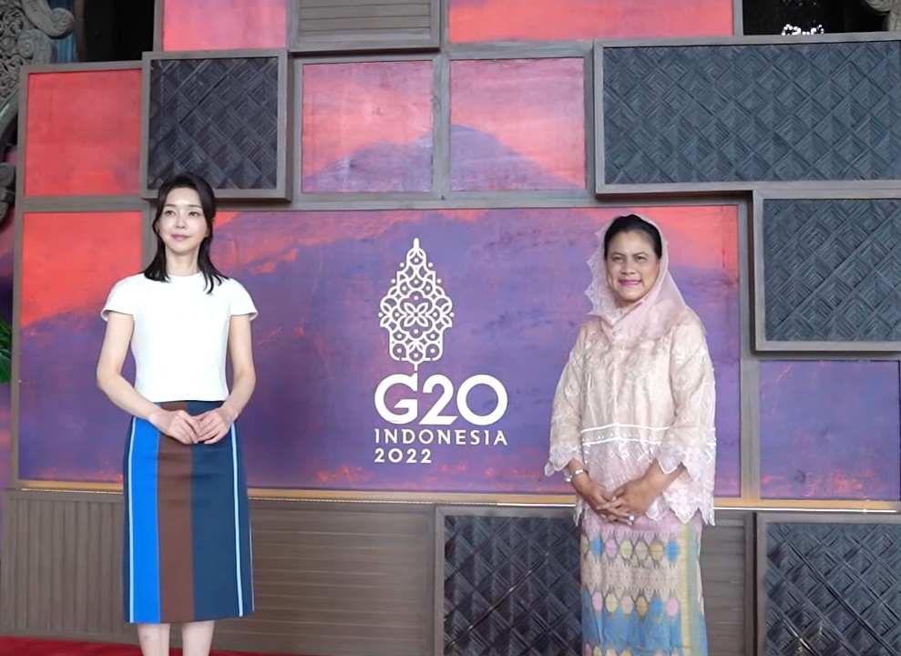 Profil dan Biodata Kim Kun Hee, Pesona Cantik Ibu Negara Korsel yang ...