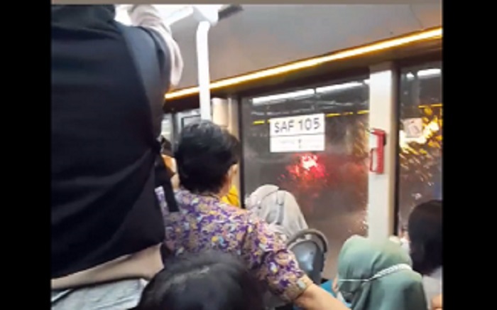 Viral Bus Trans Jakarta Terobos Palang Pintu Kereta Api, Penumpang ... Viral Bus Trans Jakarta Terobos Palang Pintu Kereta Api, Penumpang ...