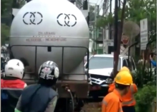 Kecelakaan di Malang Hari ini 29 November 2022, Sebuah Minibus Tertabrak Kereta Api hingga Rusak ...