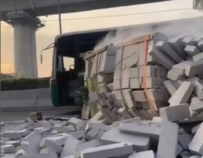 Kecelakaan di Tol Japek Hari ini 9 Desember 2022: Sebuah Truk Bermuatan Besar Terguling ...