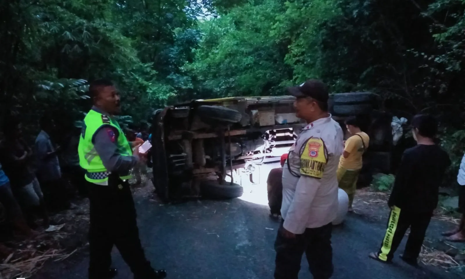 Truk Terguling di Tanjakan Cinomati Setelah Pengemudi Ikuti Panduan Google Maps - Hariane.com