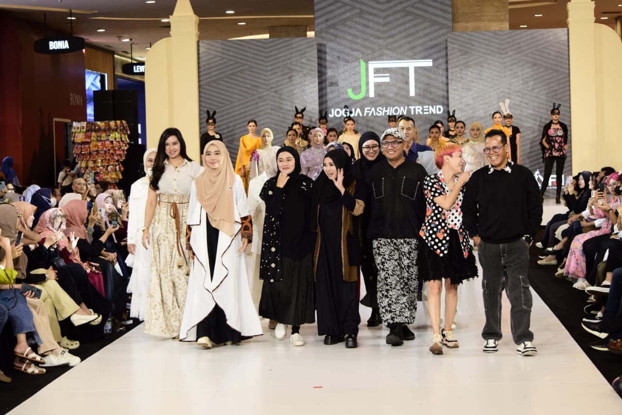 Modest Look dan Busana Konvensional Ditampilkan di Jogja Fashion Trend ...