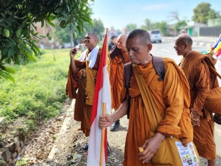 Potret Luang Phi New Biksu dari Thailand, Punya Banyak Penggemar di ...