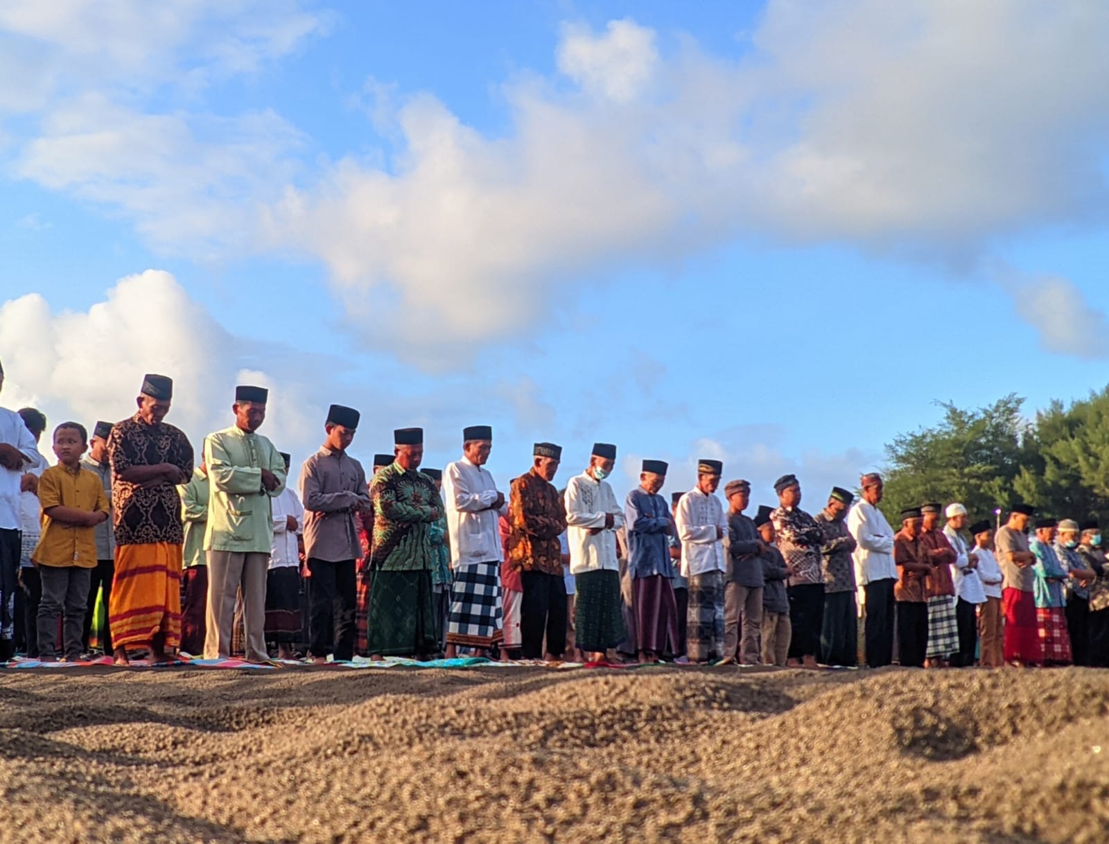 Layaknya Gurun Pasir, Ribuan Warga Sholat Idul Adha 1444 H di Gumuk ...