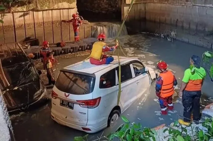 2 Mobil Tercebur Ke Waduk Tomang di Jakarta Barat, Diduga Akibat ...