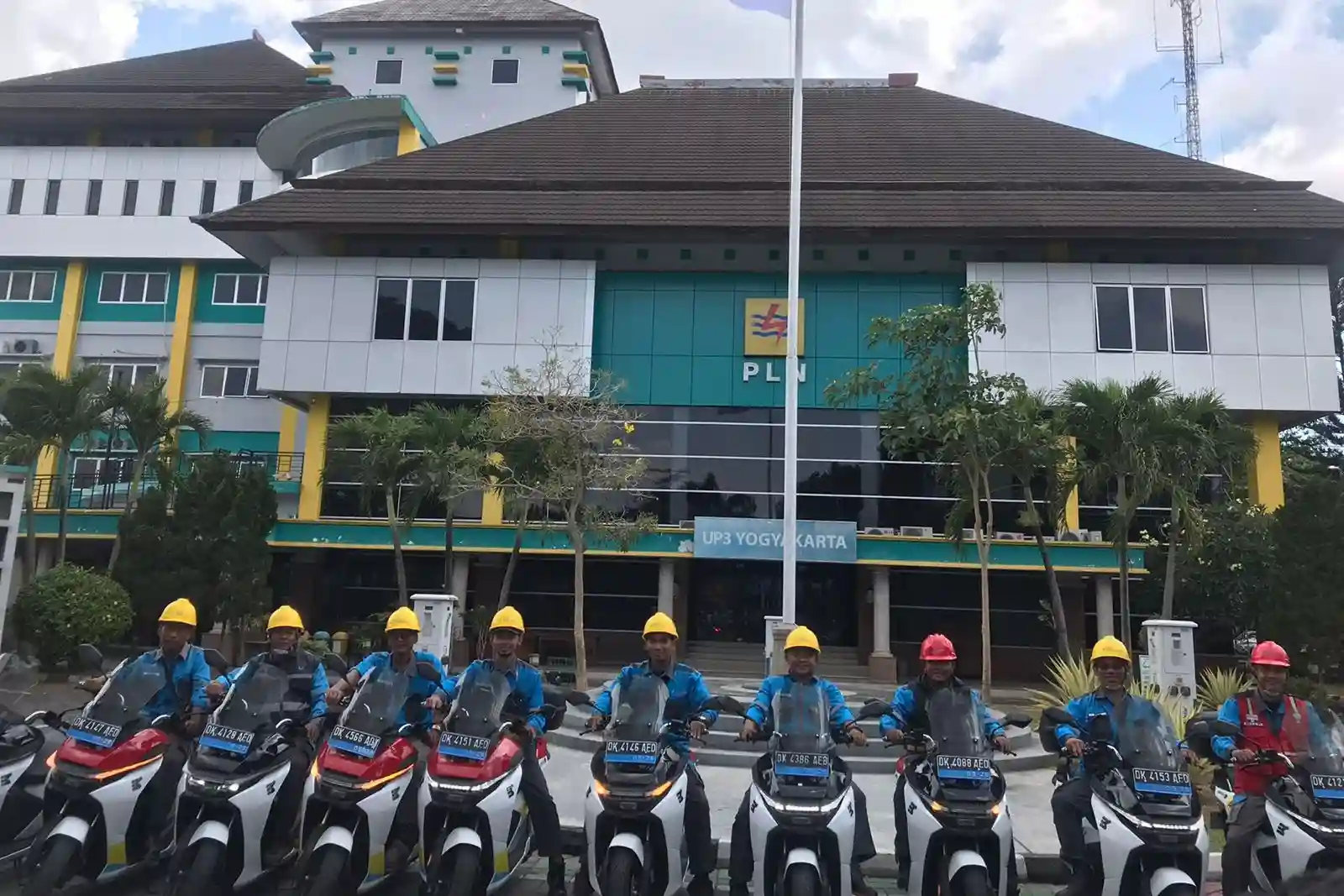 Dukung Green Energy, PLN Icon Plus Serahkan 249 Kendaraan Listrik untuk ...