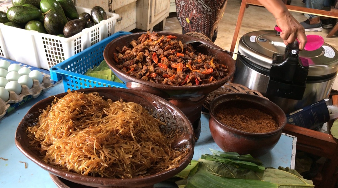 Sego Berkat Mbah Pawiro Ranti dan Apem Jumbo, Kuliner Legendaris di ...