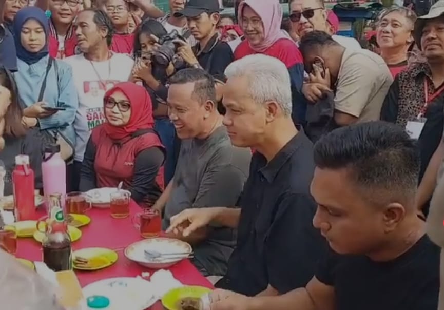 Kampanye Ganjar di Bekasi, Sarapan Bersama Warga di Pasar Proyek Lama ...