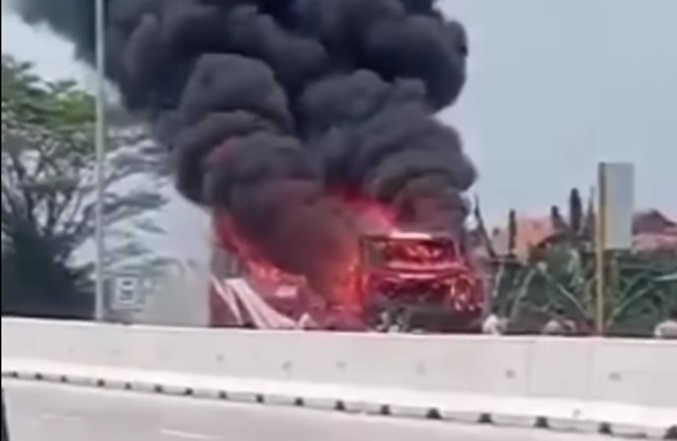 Insiden Bus Terbakar di Exit Tol Adiwerna Tegal, Diduga Akibat Korsleting Listrik - Hariane.com