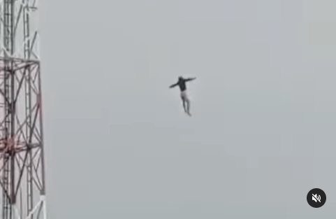 Viral Video Pria Loncat dari Tower Seluler di Cangkuang Bandung Hari ...