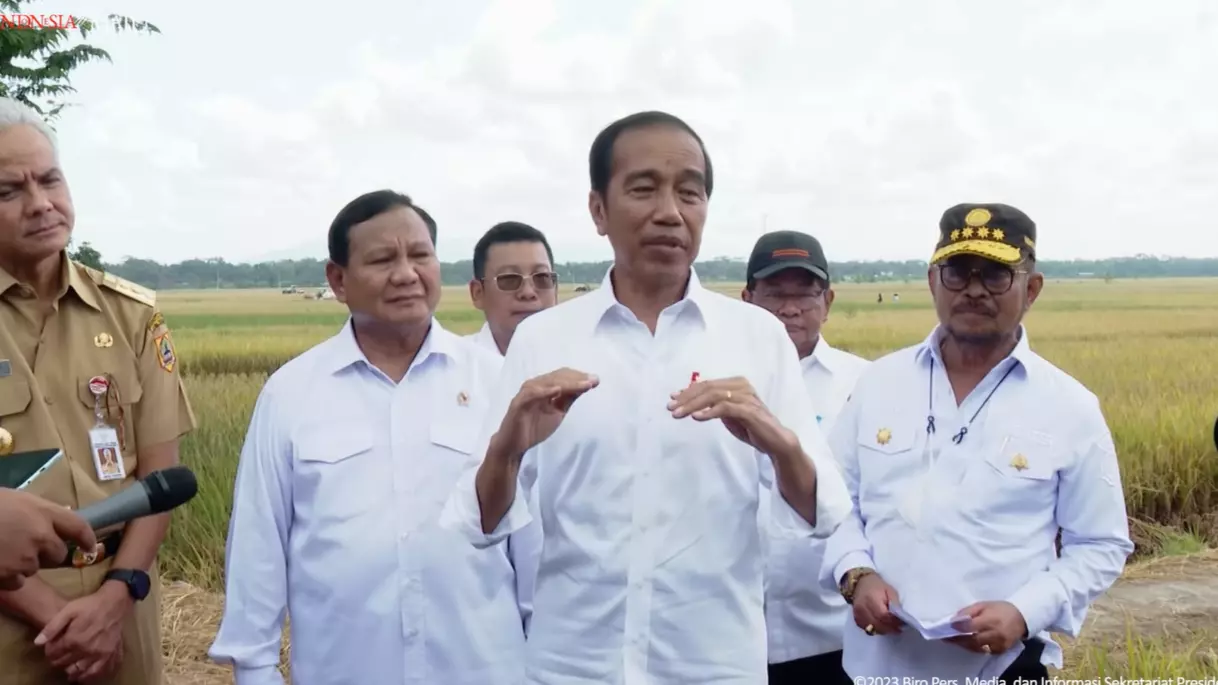 Jokowi Kunjungi Panen Raya Padi di Kebumen: Kebutuhan Pupuk Nasional Capai 13 Juta Ton - Hariane.com